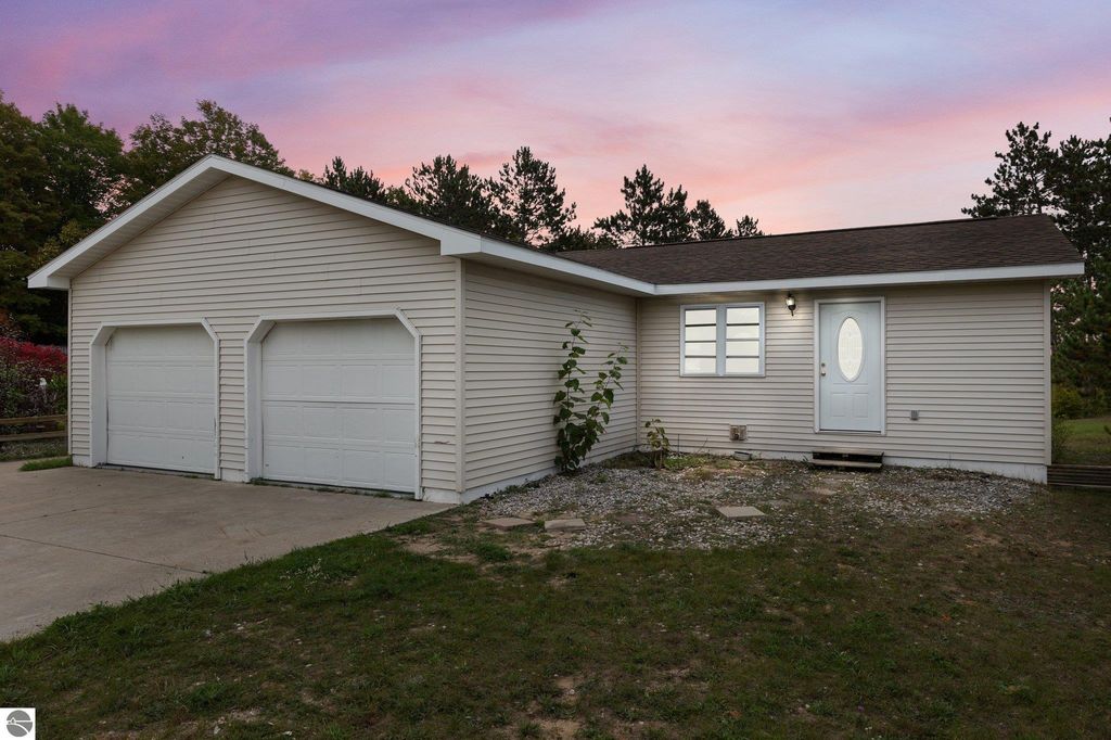 7649 W 8th Rd, Mesick, MI 49668 - See Est. Value, Schools & More