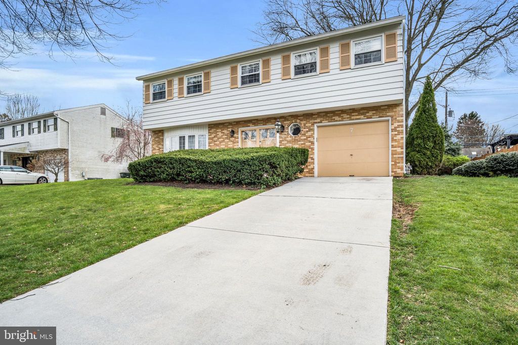 7 Center Dr, Camp Hill, PA 17011 - See Est. Value, Schools & More