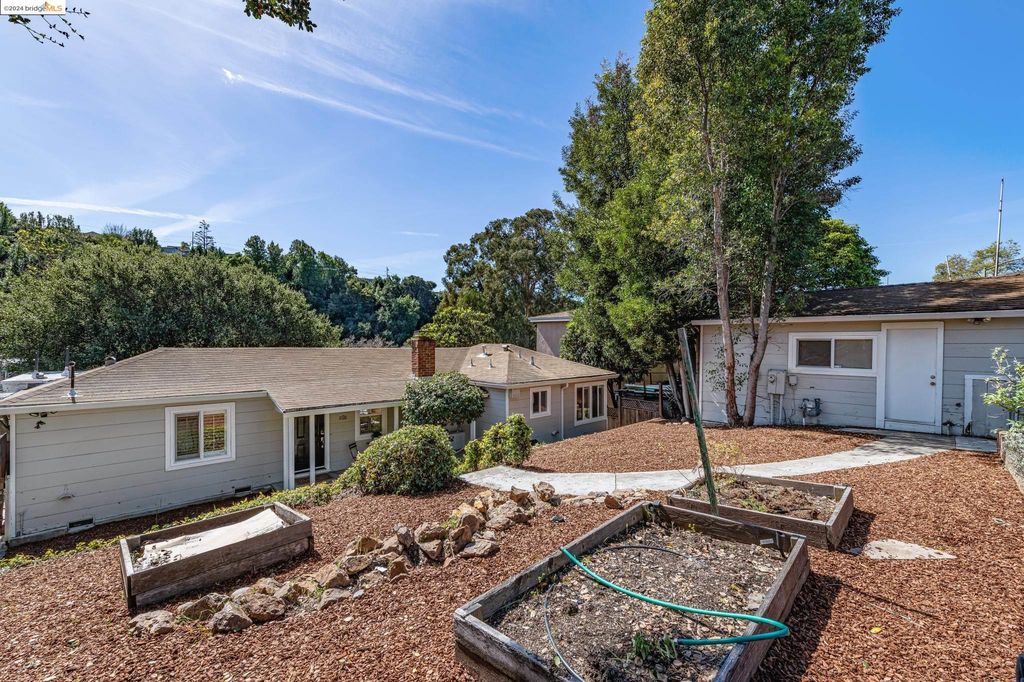 8437 Golf Links Rd, Oakland, CA 94605 | MLS# 41062564 | Trulia