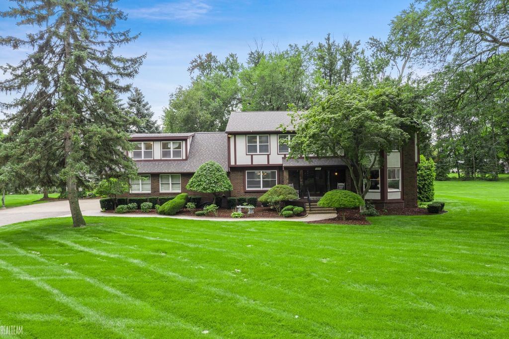 11050 Walnut Ln, Sterling Heights, MI 48313 - See Est. Value, Schools ...