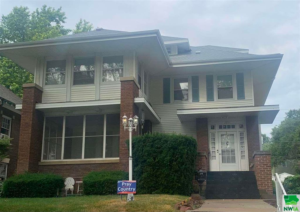 2211 Jackson St, Sioux City, IA 51104 | Trulia