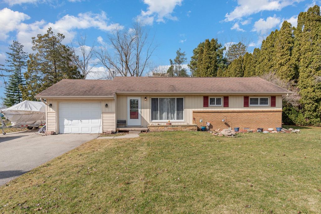 200 Center Dr, Pinconning, MI 48650 - See Est. Value, Schools & More