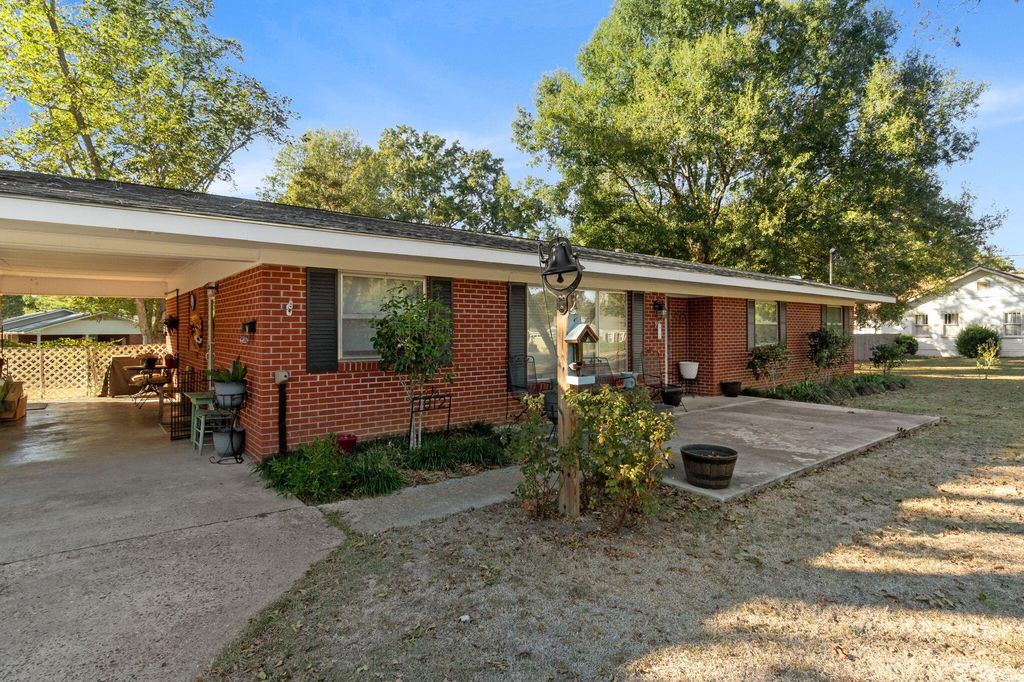 1812 Old Bay Springs Rd, Laurel, MS 39440 - See Est. Value, Schools & More