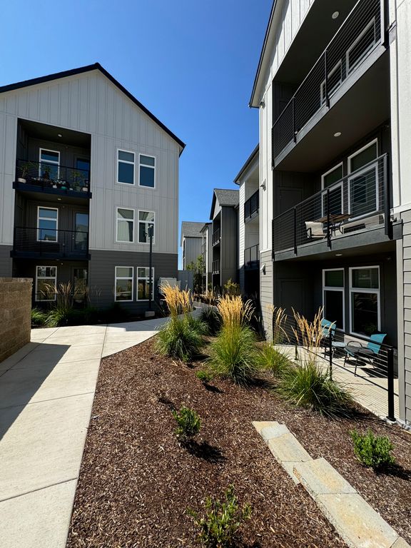 3285 Cedar Links Dr #E201, Medford, OR 97504 - See Est. Value, Schools & More