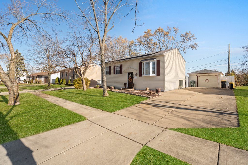 703 Sunset Cir, Streamwood, IL 60107 - See Est. Value, Schools & More