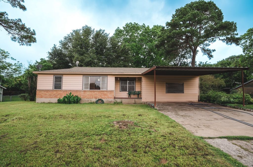 108 Hillside Dr, Alvarado, TX 76009 - See Est. Value, Schools & More