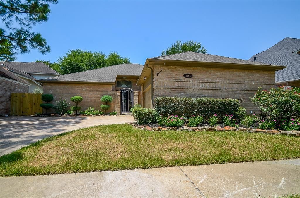 1306 Kent Oak Dr, Houston, TX 77077 - See Est. Value, Schools & More