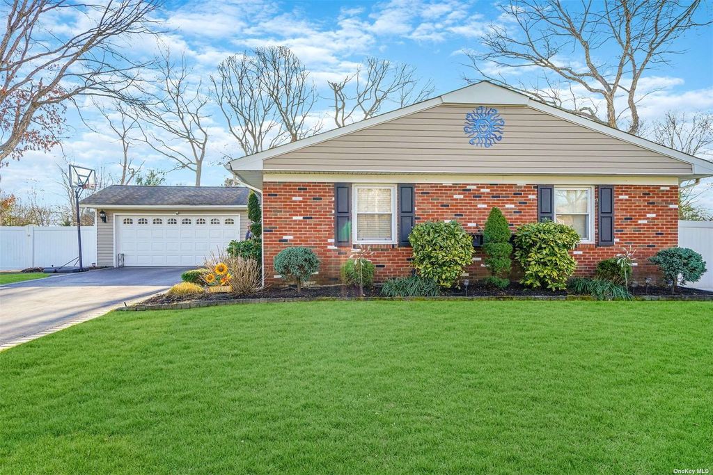 20 Whitfield Lane, Coram, NY 11727 | Trulia