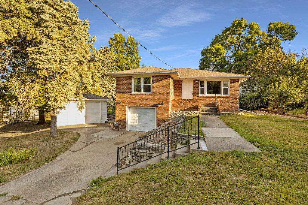 1432 E Lacona Ave, Des Moines, IA 50320 | Trulia