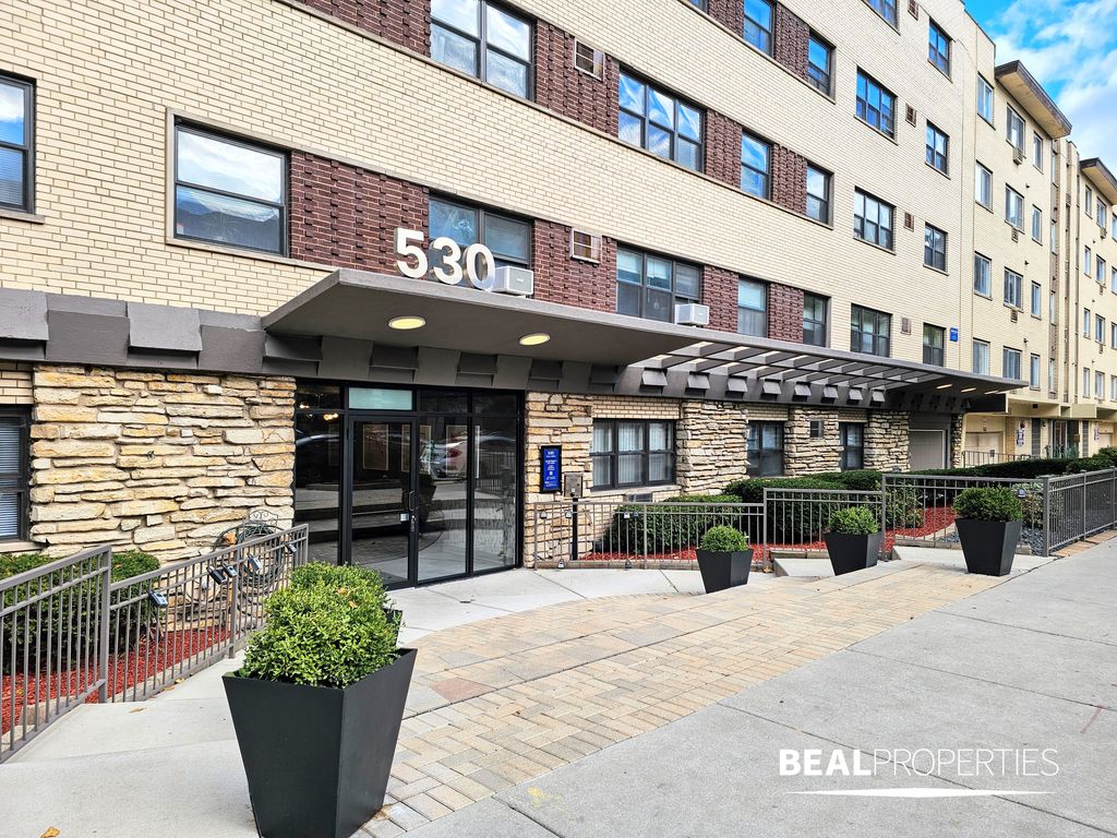 530 W Aldine Ave #32a9fb9ca, Chicago, IL 60657 - See Est. Value ...