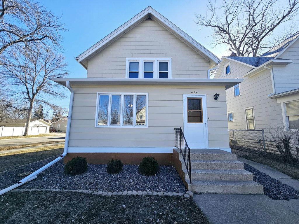 424 N Lincoln St, Aberdeen, SD 57401 - See Est. Value, Schools & More