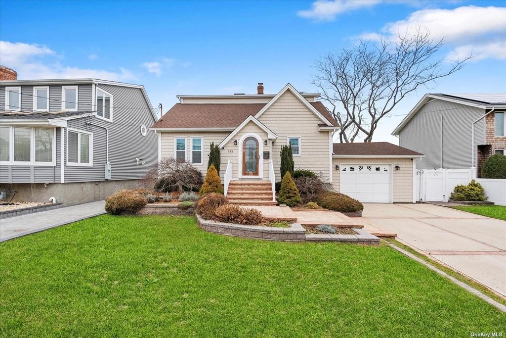 135 Annuskemunnica Road, Babylon, NY 11702 | Trulia