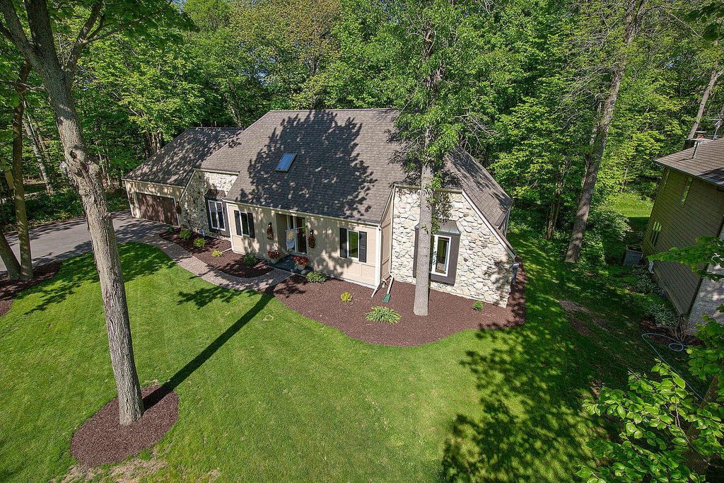 2331 Hunters Ridge Ct, Manitowoc, WI 54220 - See Est. Value, Schools & More