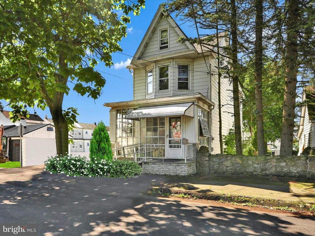 424 W Spring St, Frackville, PA 17931 - See Est. Value, Schools & More