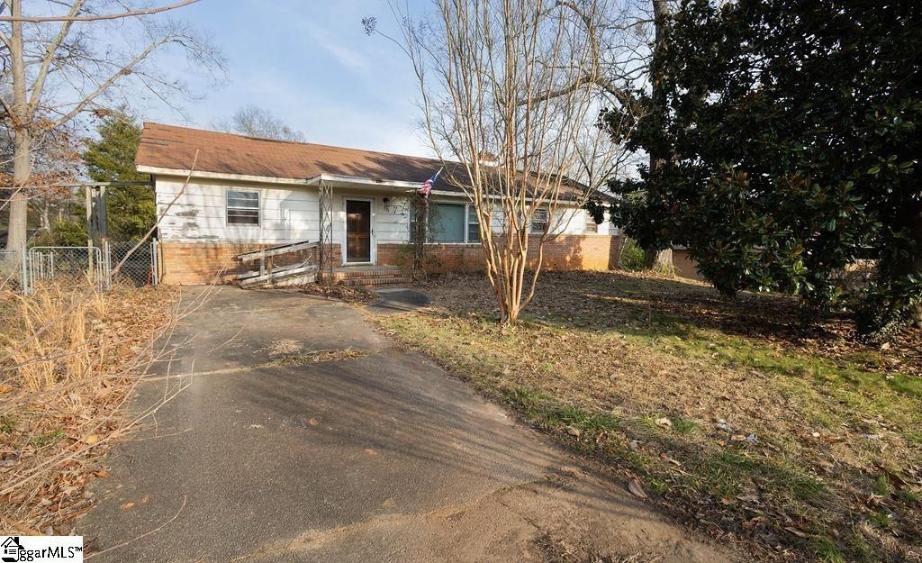 321 Katherine St, Easley, SC 29640 - See Est. Value, Schools & More