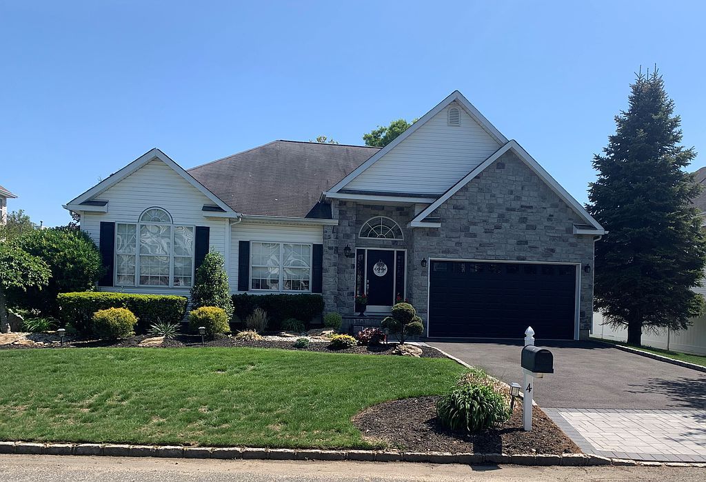 4 Holly Hill Ct, Holtsville, NY 11742 - See Est. Value, Schools & More