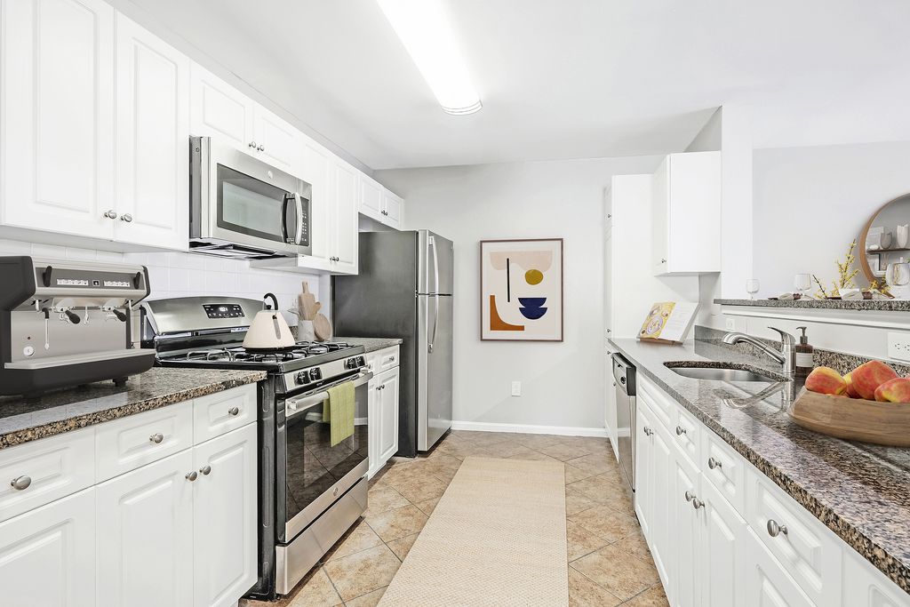 900 Crest Ln #1-1210, Fort Lee, NJ 07024 - See Est. Value, Schools & More