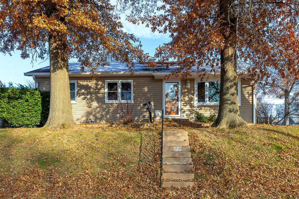 1428 W 35th St, Davenport, IA 52806 - See Est. Value, Schools & More