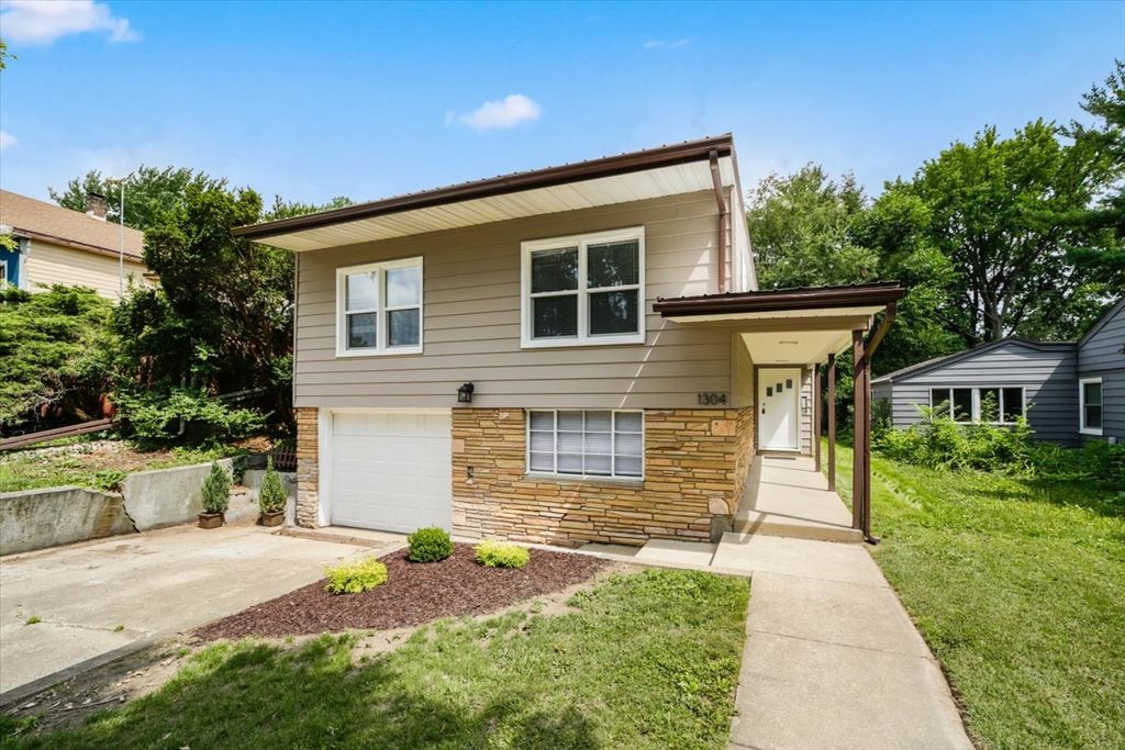 1304 W Clark St, Champaign, IL 61821 - See Est. Value, Schools & More