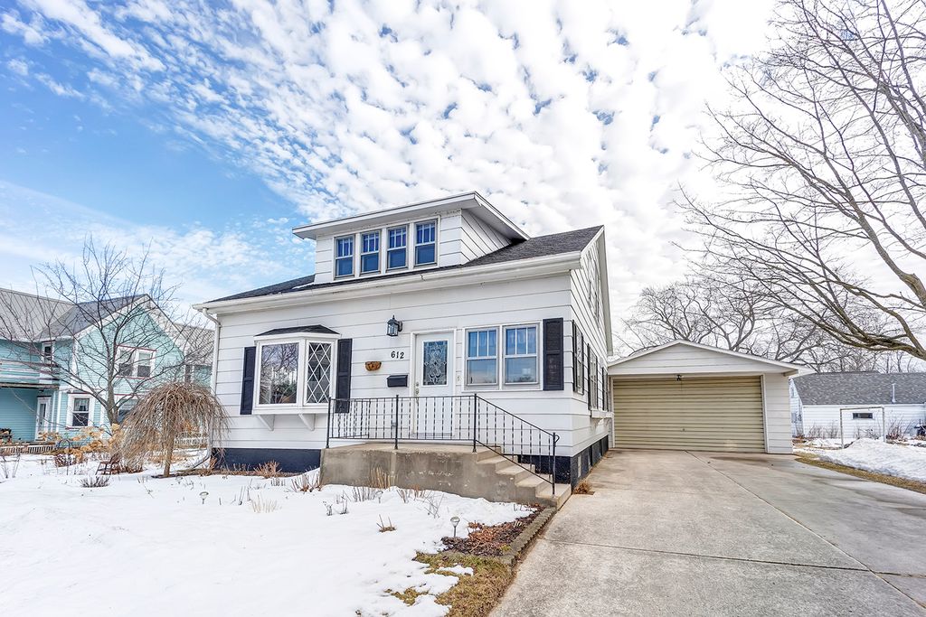 612 Mill St, Algoma, WI 54201 - See Est. Value, Schools & More