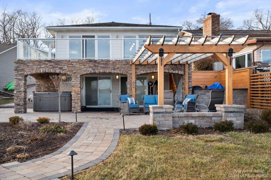 8341 Hillpoint Dr, Brighton, MI 48116 - See Est. Value, Schools & More