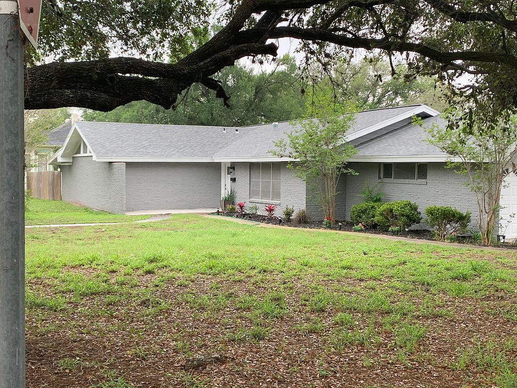 811 N Adams St, Beeville, TX 78102 - See Est. Value, Schools & More