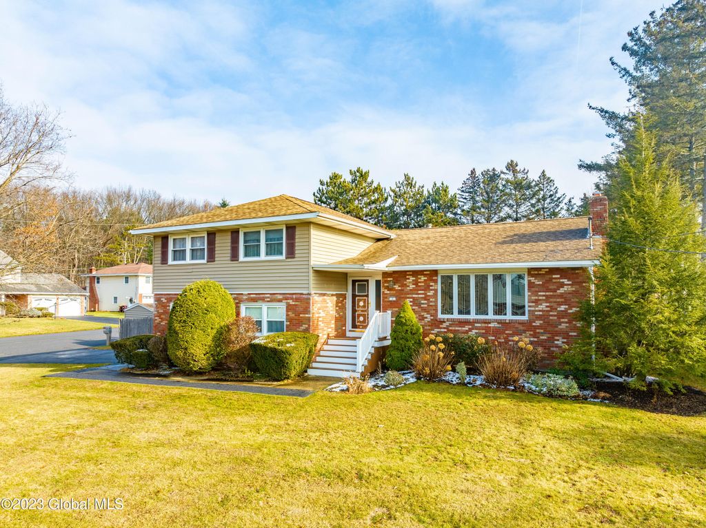 7 Acorn Drive, Loudonville, NY 12211 - See Est. Value, Schools & More