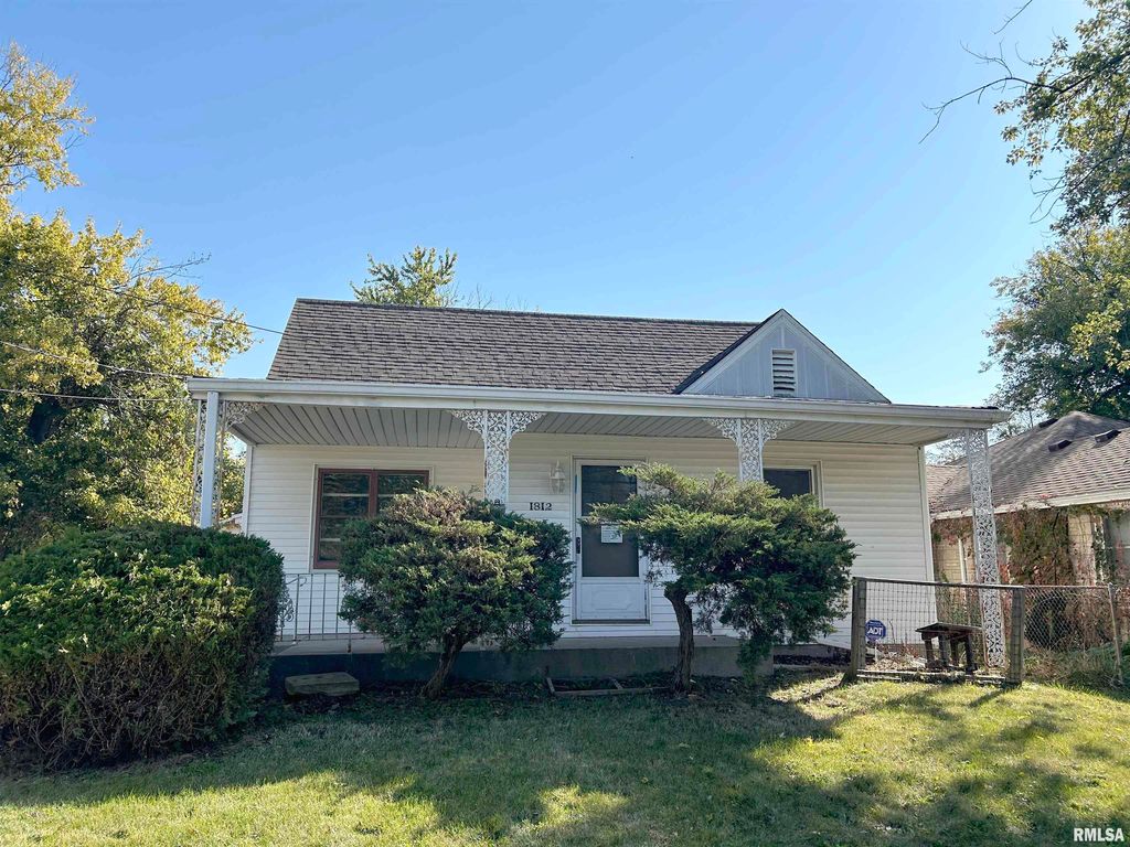 1812 N Pierson Ave, Peoria, IL 61604 - See Est. Value, Schools & More