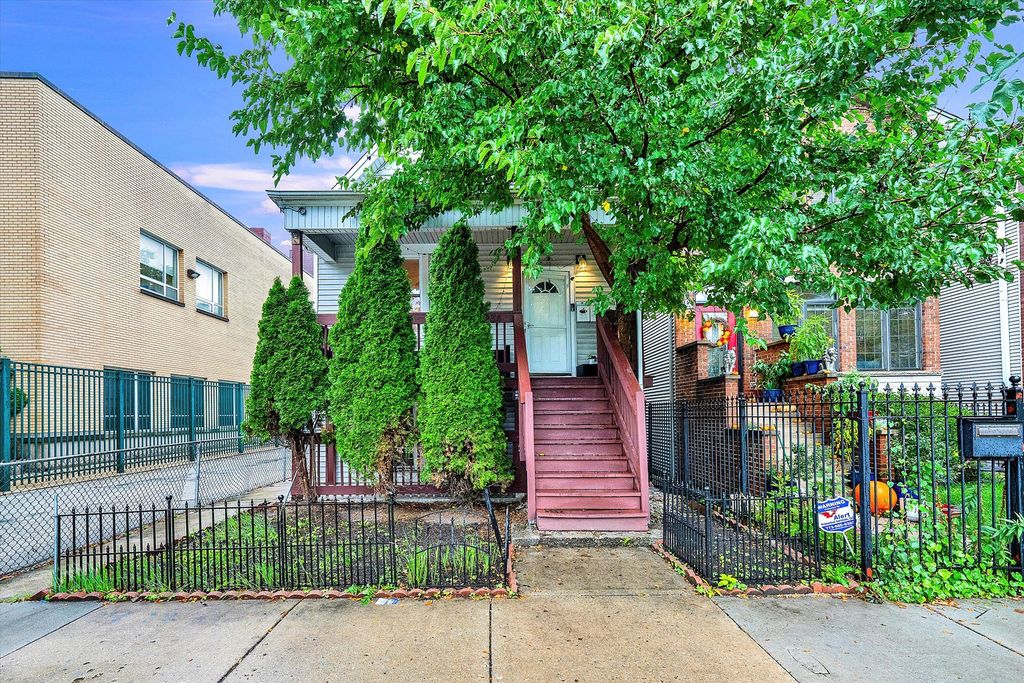 3234 N Richmond St, Chicago, IL 60618 - See Est. Value, Schools & More