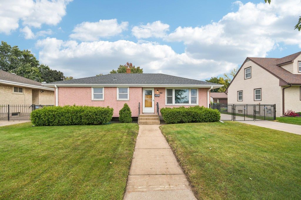 137 S St E, South Saint Paul, MN 55075 - See Est. Value, Schools & More