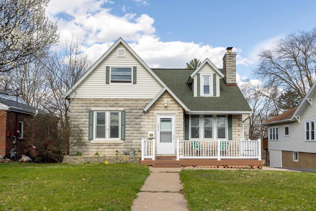 1092 S Grandview Ave, Dubuque, IA 52003 - See Est. Value, Schools & More