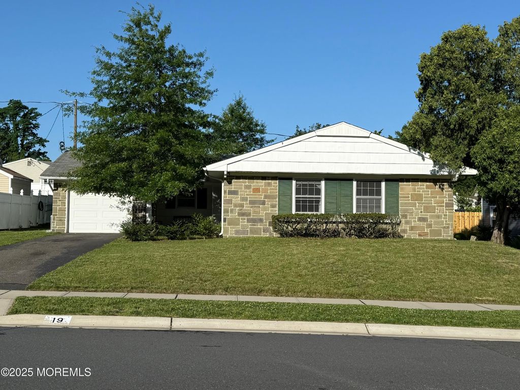 19 Courtland Lane, Aberdeen, NJ 07747 - See Est. Value, Schools & More