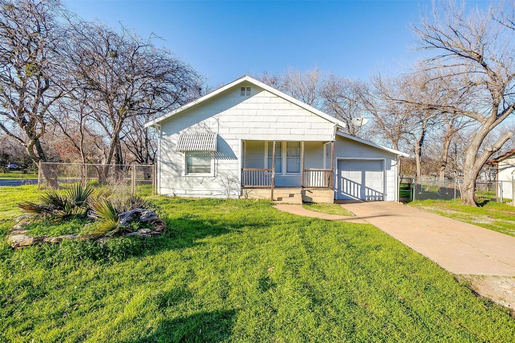 608 W Arch St, Crowley, TX 76036 - See Est. Value, Schools & More