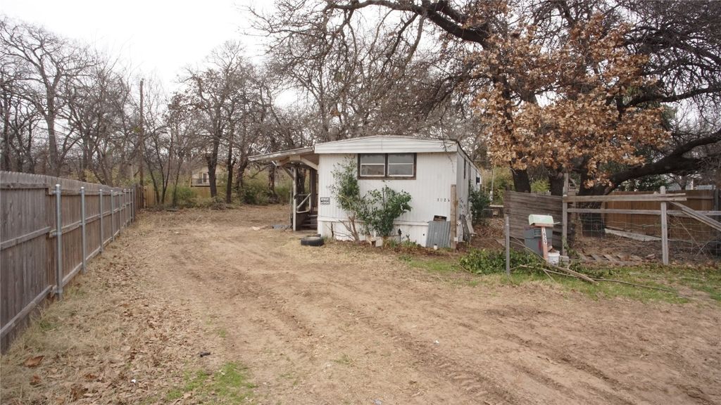 1629 Gale Ct, Azle, TX 76020 - See Est. Value, Schools & More