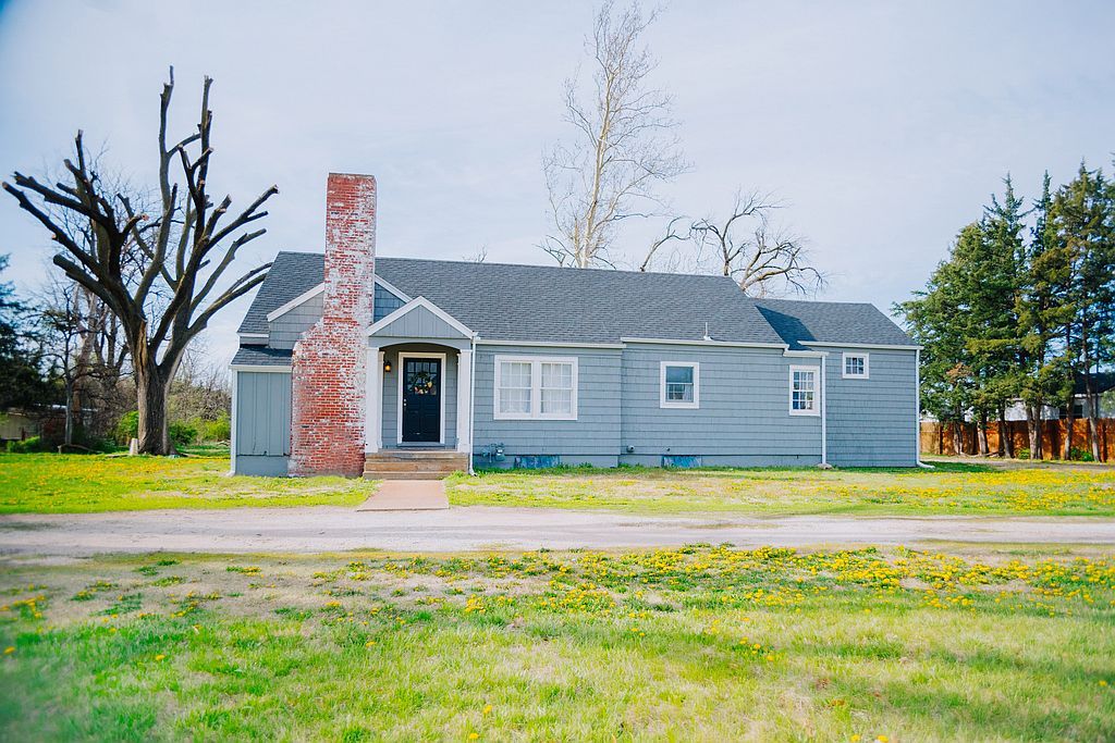 1713 E 30th Ave, Hutchinson, KS 67502 - See Est. Value, Schools & More