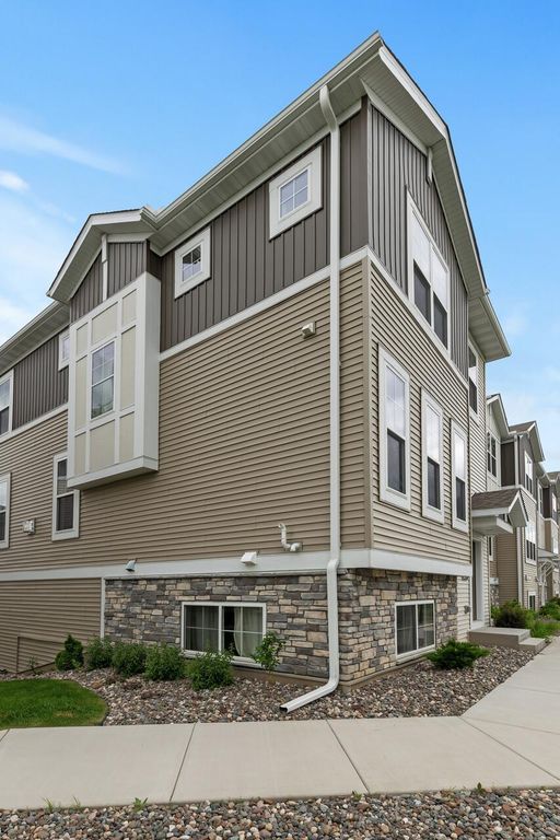 2219 Gateway Curv, North Saint Paul, MN 55109 - See Est. Value, Schools ...