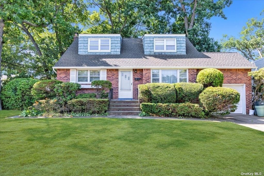 10 2nd Avenue, Merrick, NY 11566 - See Est. Value, Schools & More