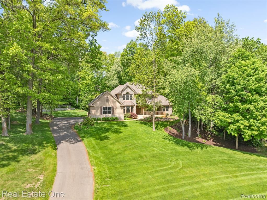5470 Parkside Dr, Brighton, MI 48114 - See Est. Value, Schools & More