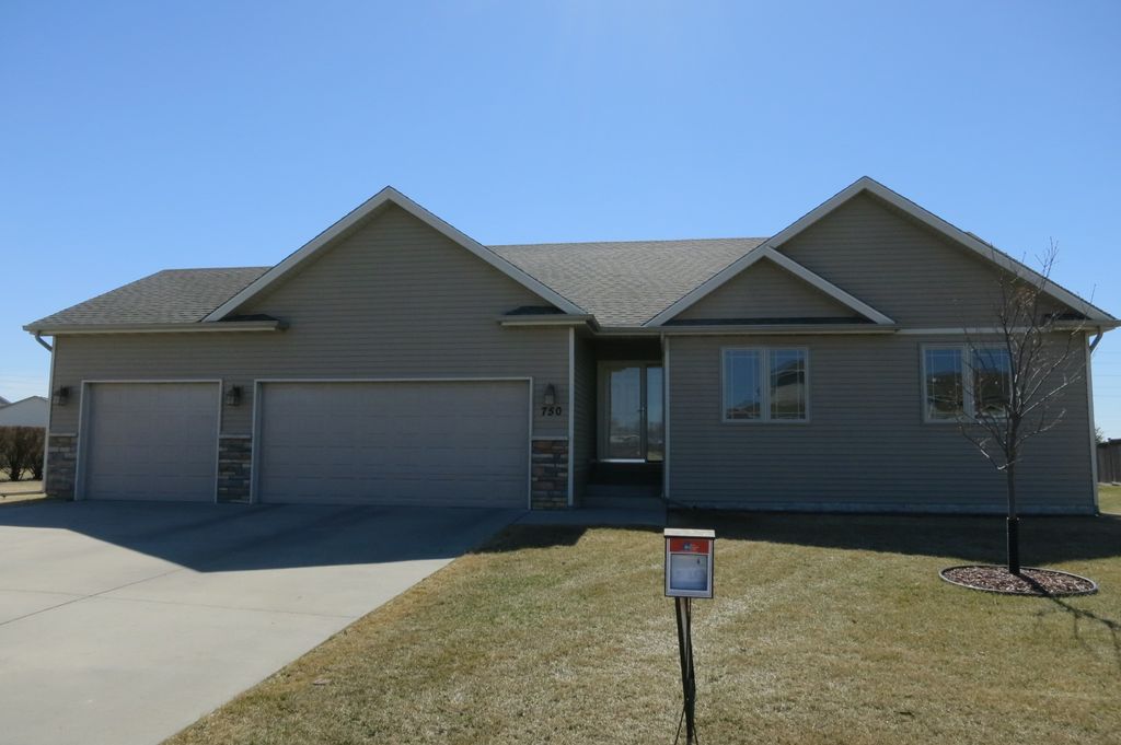 750 SE Cardinal Ln, Waukee, IA 50263 - See Est. Value, Schools & More