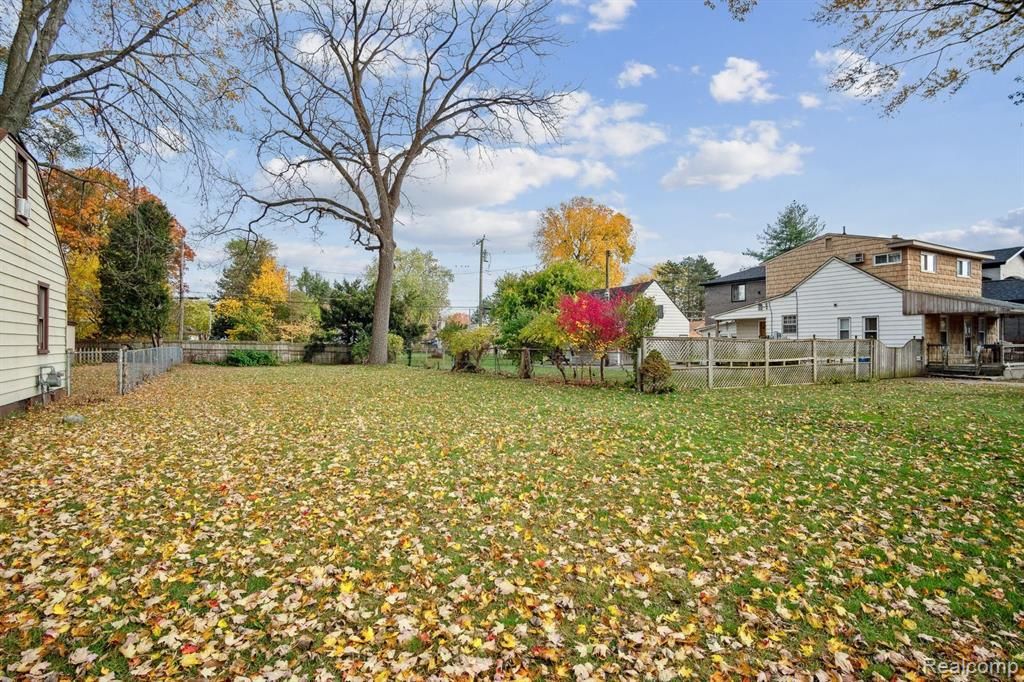 Fenton Ave, Dearborn Heights, MI 48127 - See Est. Value, Schools & More