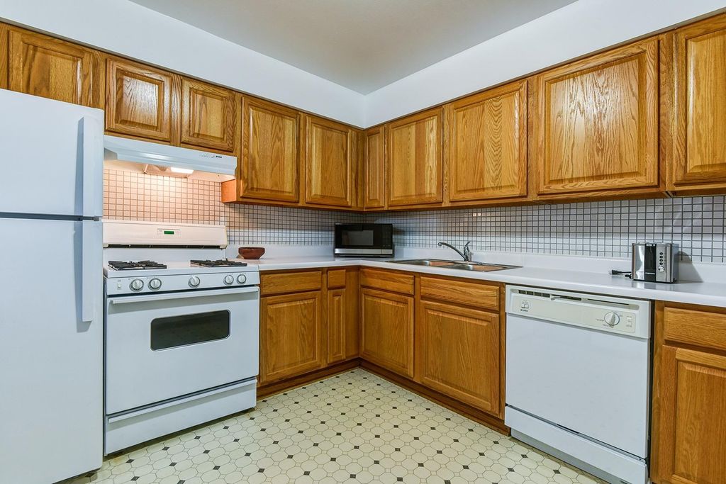 9030 Kennedy Dr #K3-2D, Des Plaines, IL 60016 | Trulia