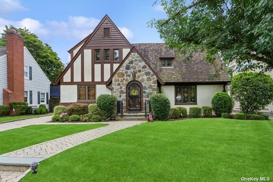 43 Brixton Road, Garden City, NY 11530 - See Est. Value, Schools & More