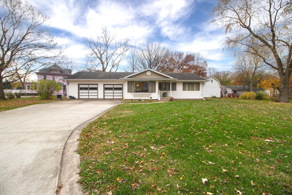 911 E Locust St, Watseka, IL 60970 - See Est. Value, Schools & More