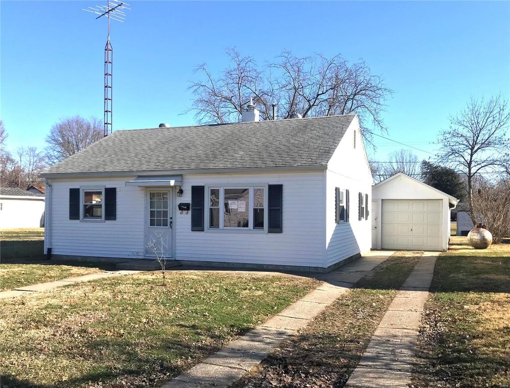305 Harrington St, Carlinville, IL 62626 - See Est. Value, Schools & More