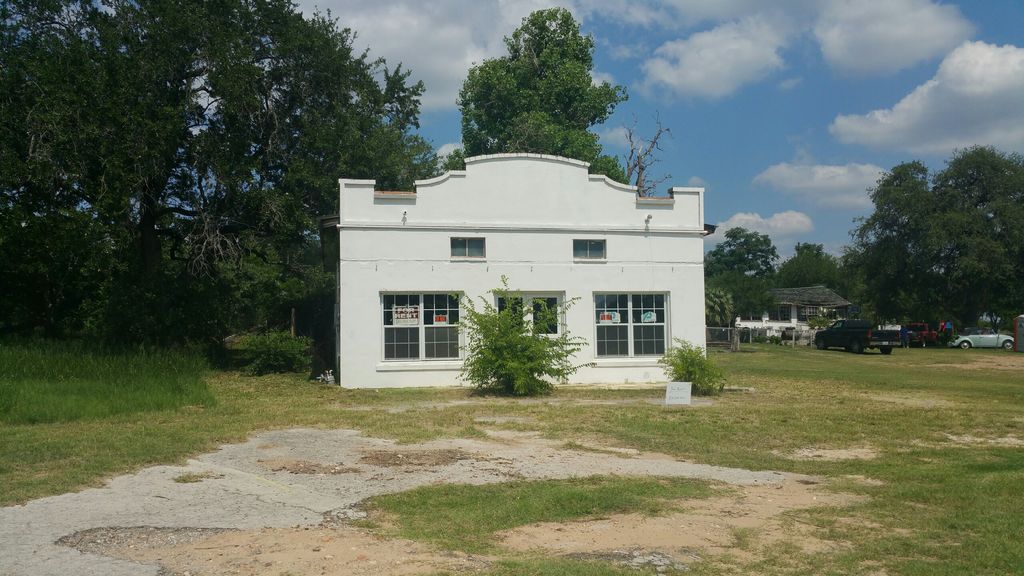 503A Ross Ave, Devine, TX 78016 - See Est. Value, Schools & More