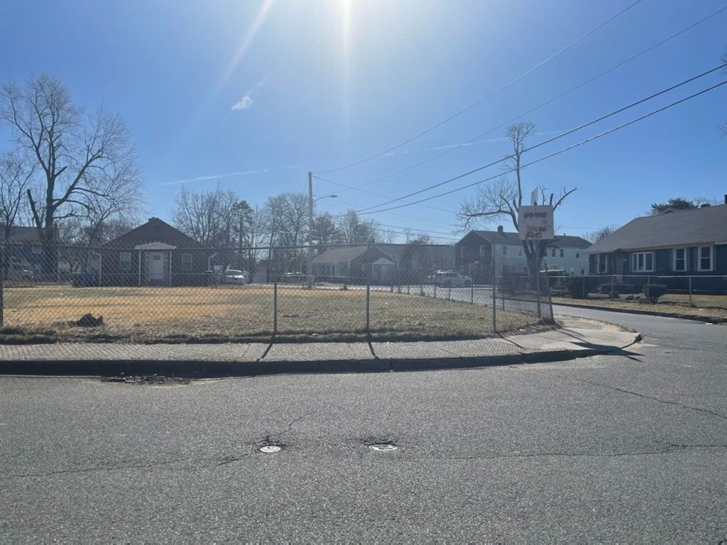 123 Putnam Cir, Springfield, MA 01104 - See Est. Value, Schools & More