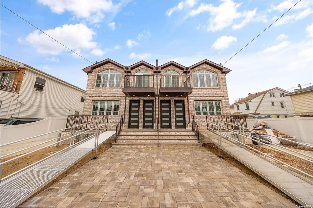 160-33 77th Avenue, Fresh Meadows, NY 11366 - See Est. Value, Schools ...