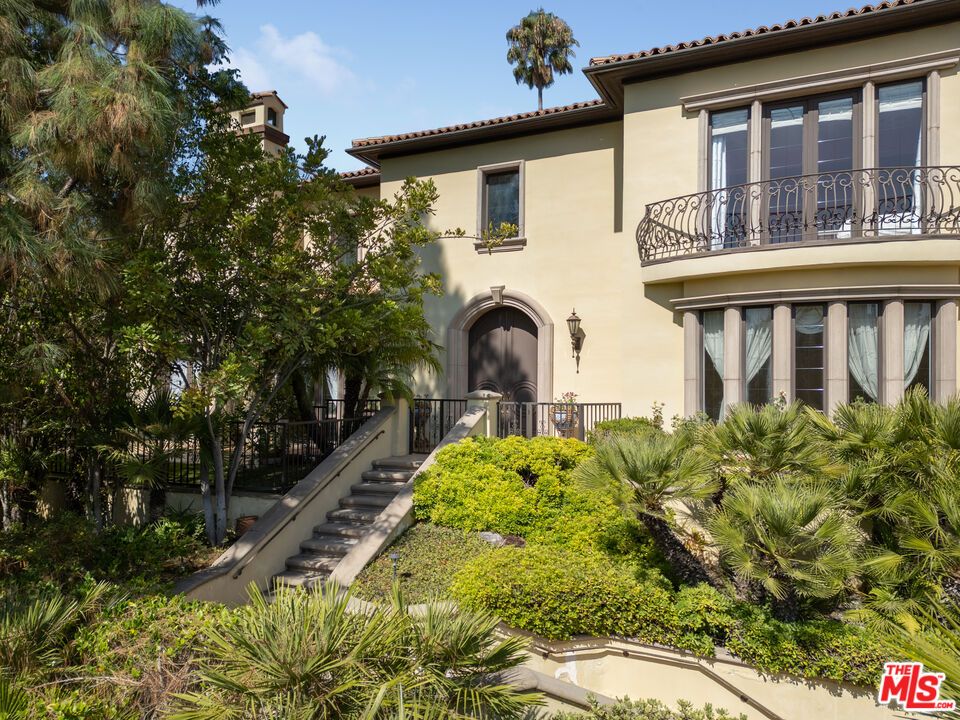 1041 Summit Dr, Beverly Hills, CA 90210 - See Est. Value, Schools & More