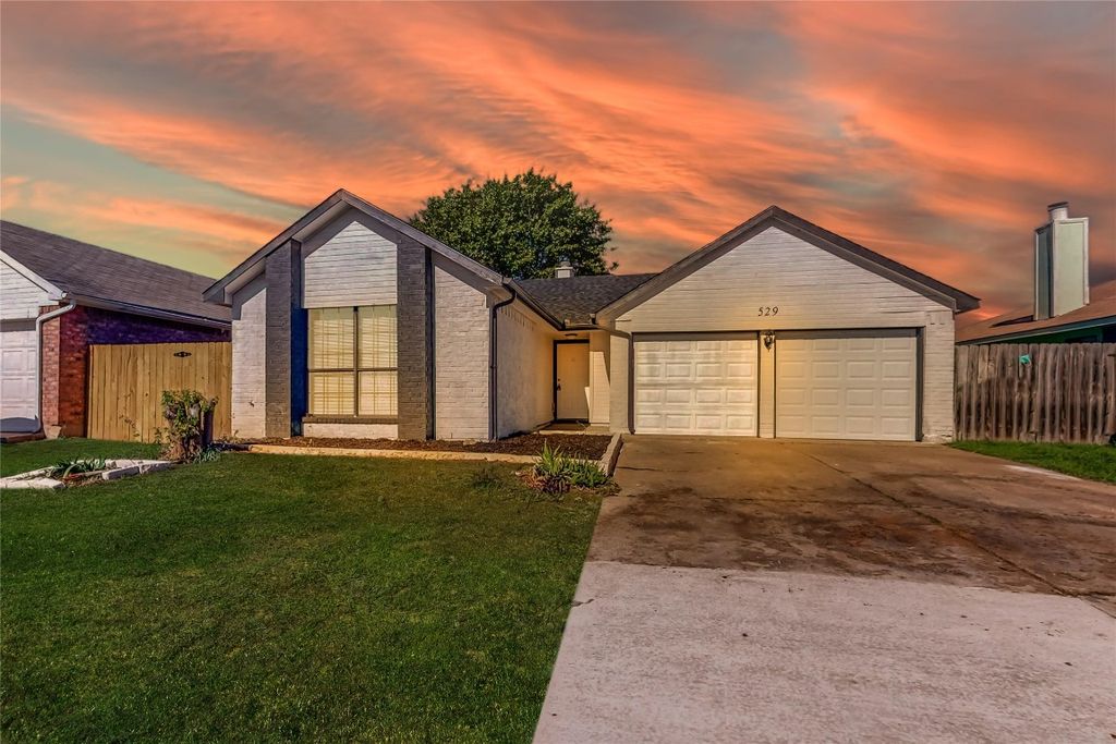 529 Valley Mills Dr, Arlington, TX 76018 - See Est. Value, Schools & More