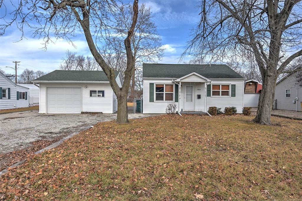 1582 W Hunt St, Decatur, IL 62526 - See Est. Value, Schools & More